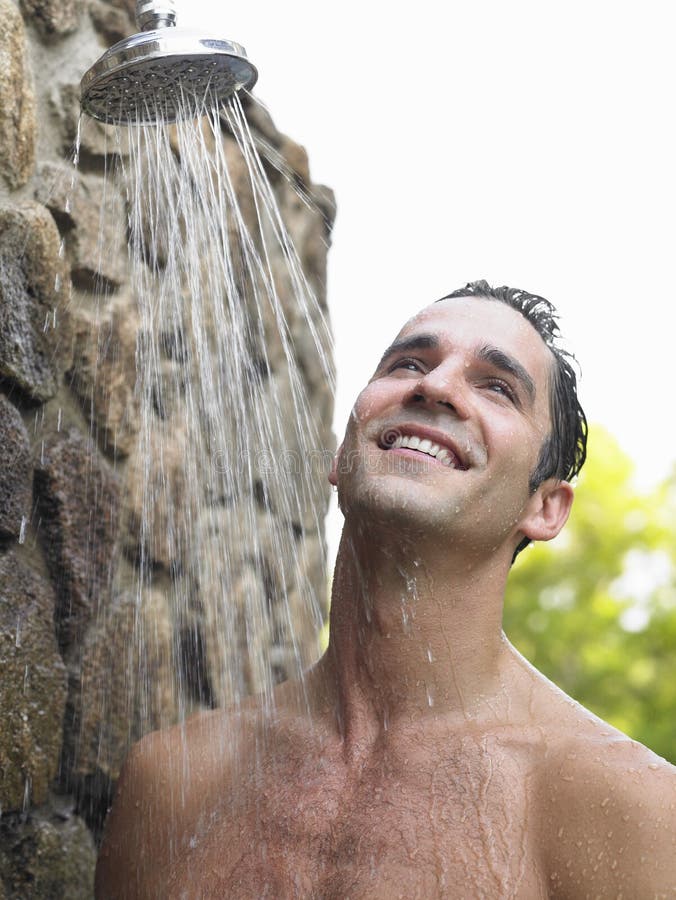 Een Mens Onder Een Douche Stock Foto Image Of Geluk 11092204