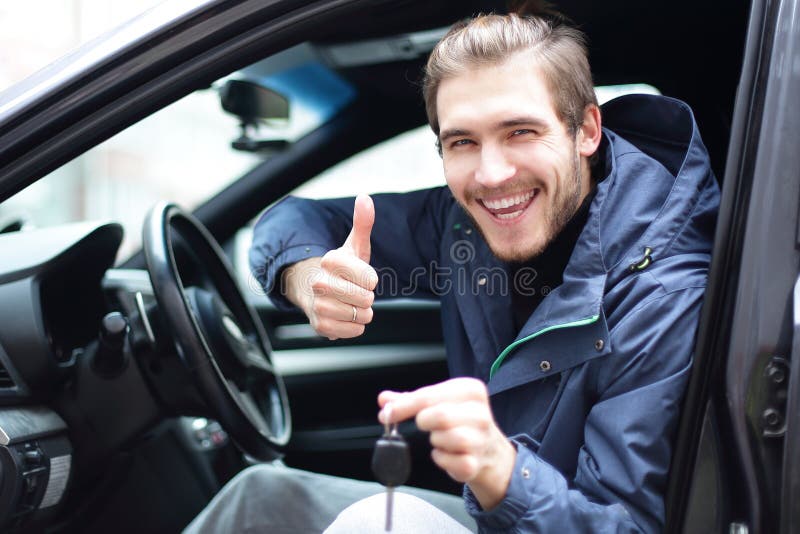 Gelukkige Mens Die Duim En De Sleutels Tonen Aan Zijn Auto Stock Foto ... Gelukkige Mens Die Duim En De Sleutels Tonen Aan Zijn Auto Stock Foto ...
