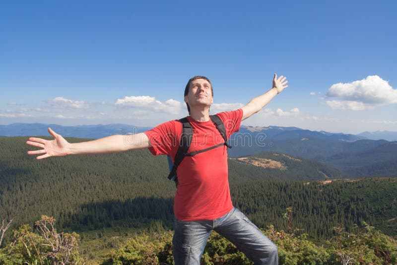 Gelukkige man op de berg stock foto. Image of mensen - 11819042