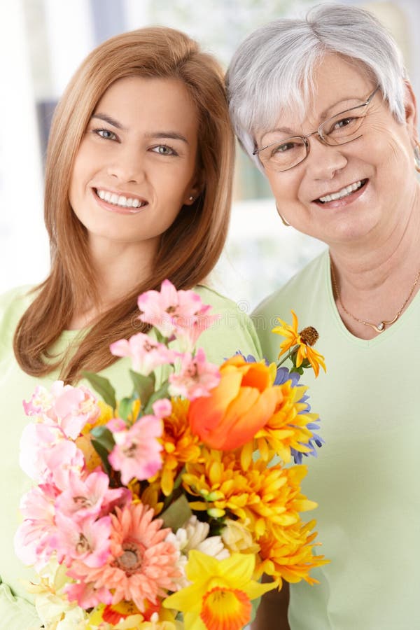 Gelukkige Moeder En Dochter Bij Moederdag Stock Foto - Image of glazen ...