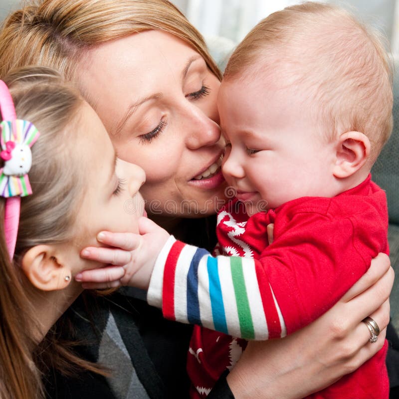 Gelukkige Moeder Met Kinderen Stock Afbeelding - Image of mamma, mannetje: 13630755