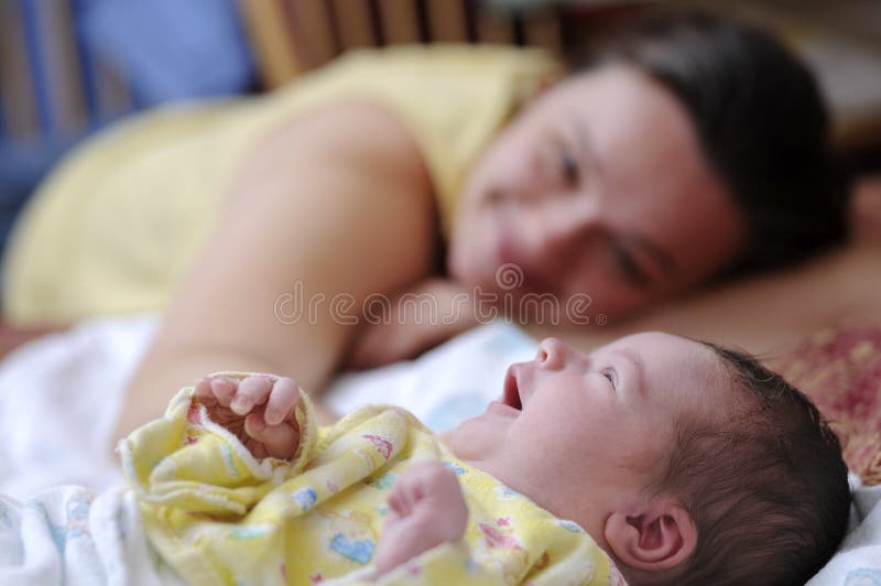 Gelukkige Moeder Met Pasgeboren Baby Stock Foto - Image of volwassen ... Gelukkige Moeder Met Pasgeboren Baby Stock Foto - Image of volwassen ...