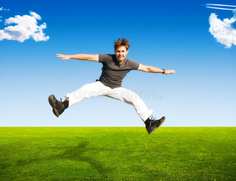 Gelukkige springende mens stock afbeelding. Image of volwassen - 7052581