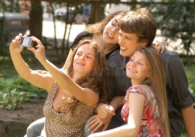 Tieners Die Door Een Straat Zitten Stock Afbeelding - Image of buiten ...