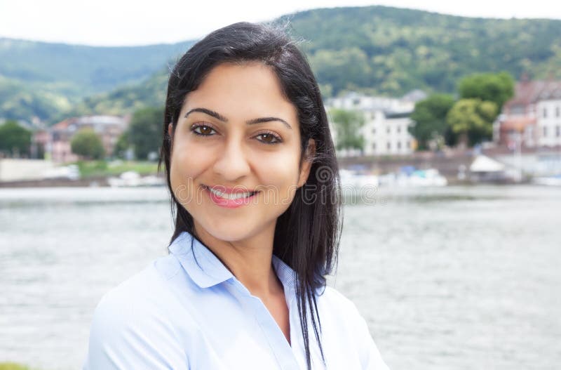 Gelukkige Turkse Vrouw Buiten Stock Afbeelding - Image of zwart ...