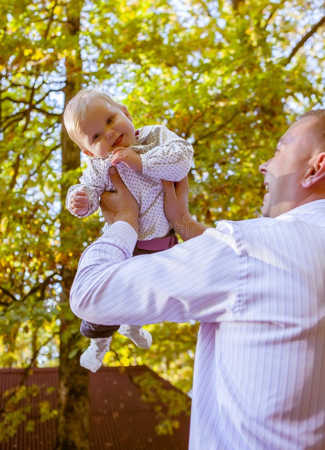 Gelukkige Vader En Zijn Baby Stock Foto - Image of geluk, bedrijf: 28114098