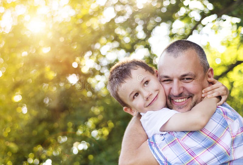Het Koesteren Van De Vader En Van De Zoon Stock Foto - Image of ...