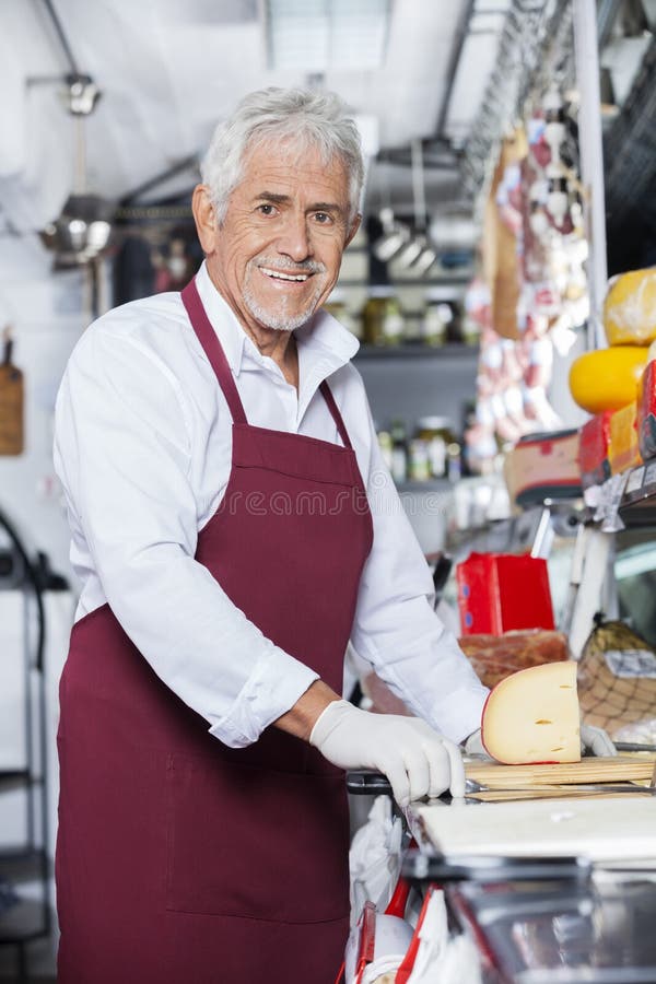 Gelukkige Verkoper Standing at Counter in Kaaswinkel Stock Foto - Image ...