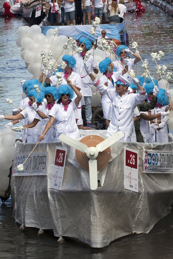 Gelukkige Vrolijke Mensen Op De Boot Redactionele Stock Foto - Image of ...