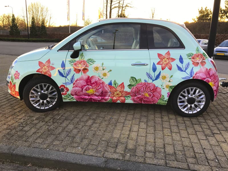 Gemalte Blumen Auf Kleinem Auto Stockbild - Bild von blüten, blumen ...