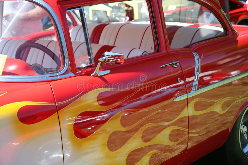 Gemalte Flammen auf Auto stockbild. Bild von weinlese, erscheinen - 881923