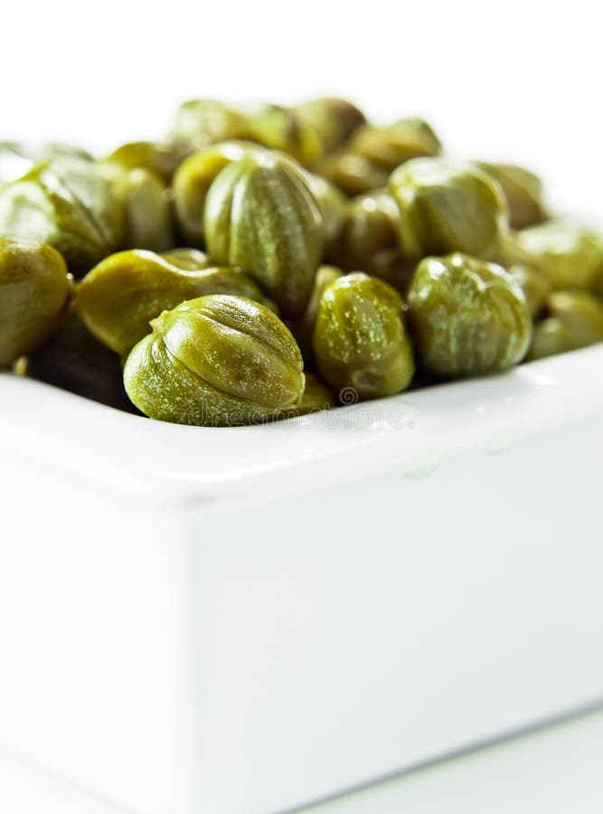 Gemarineerde kappertjes stock afbeelding. Image of gastronomisch - 33668863