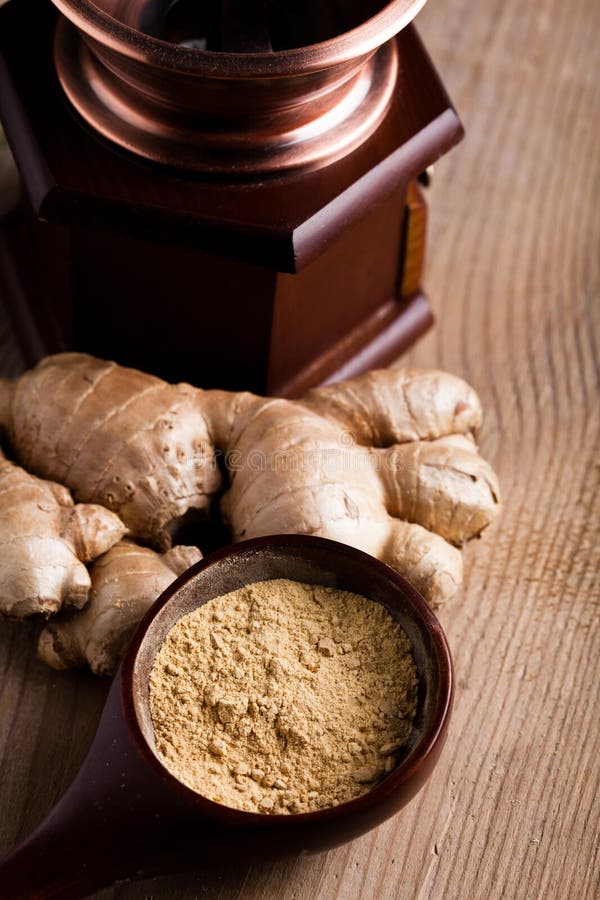 Maalde Gember (kruid) En Vers Stock Foto - Image of oosters, wortel ...