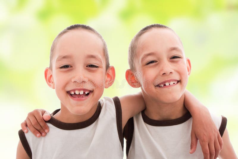 Un ritratto di due gemelli fotografia stock. Immagine di estate - 32604130