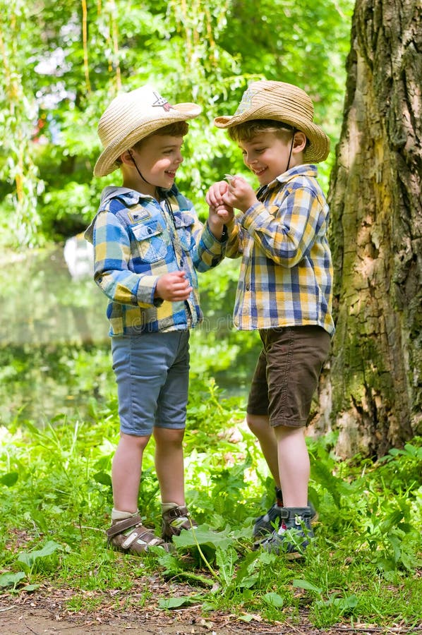 Gemelli Monozigoti in Cappelli Da Cowboy Immagine Stock - Immagine di ...