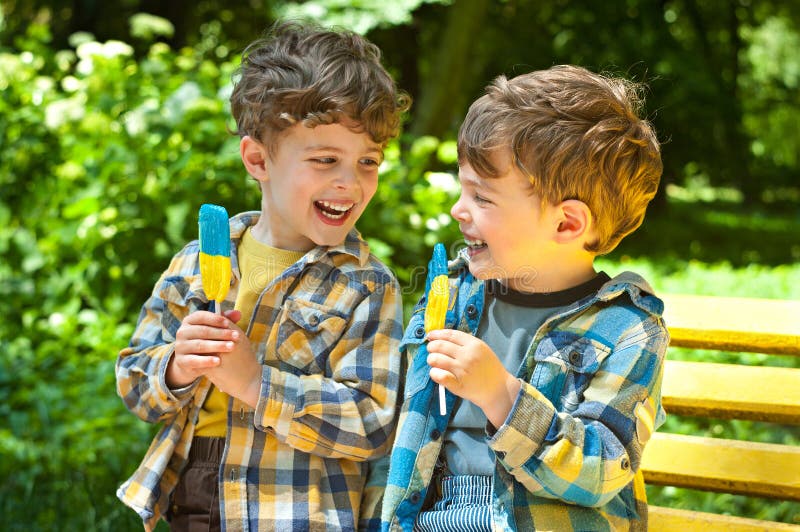 Gemelli Monozigoti Con Le Lecca-lecca Immagine Stock - Immagine di ...