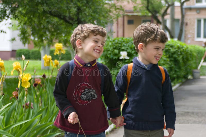 Gemelli Monozigoti Tenuti Per Mano Immagine Stock - Immagine di risata ...