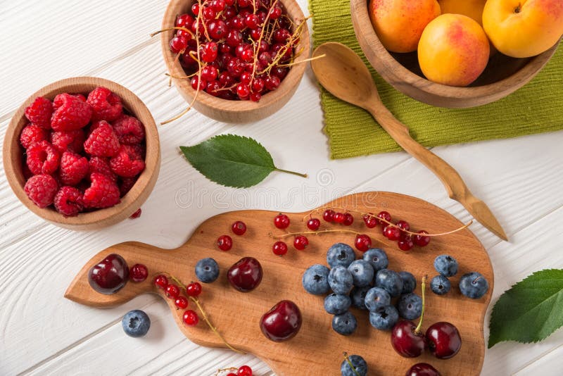 Gemengd Fruit Op Witte Achtergrond Stock Afbeelding - Image of heerlijk ...