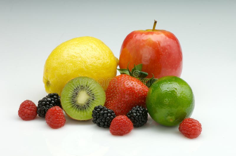 Gemengd rijp vers fruit stock afbeelding. Image of velen - 4527215