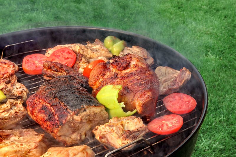 Gemengde Vlees En Groenten Op De Hete BBQ Grill Stock Afbeelding ...