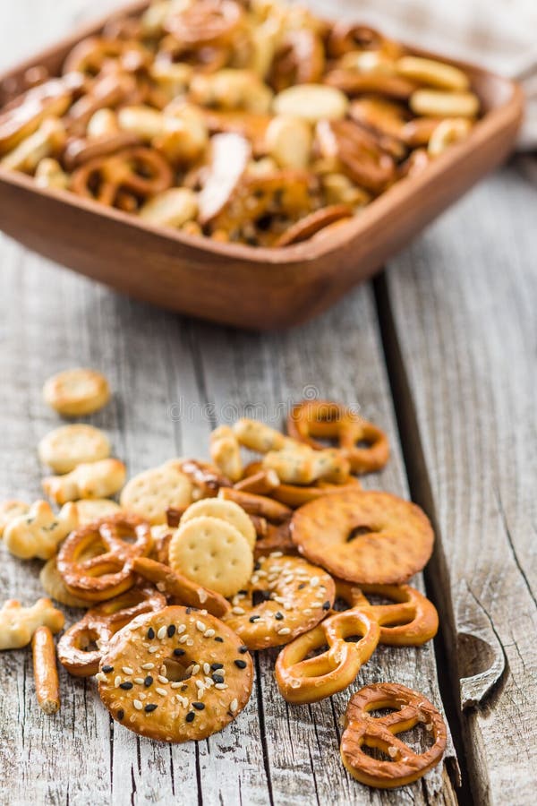 Gemengde Zoute Snackcrackers En Pretzels Stock Foto - Image of ...