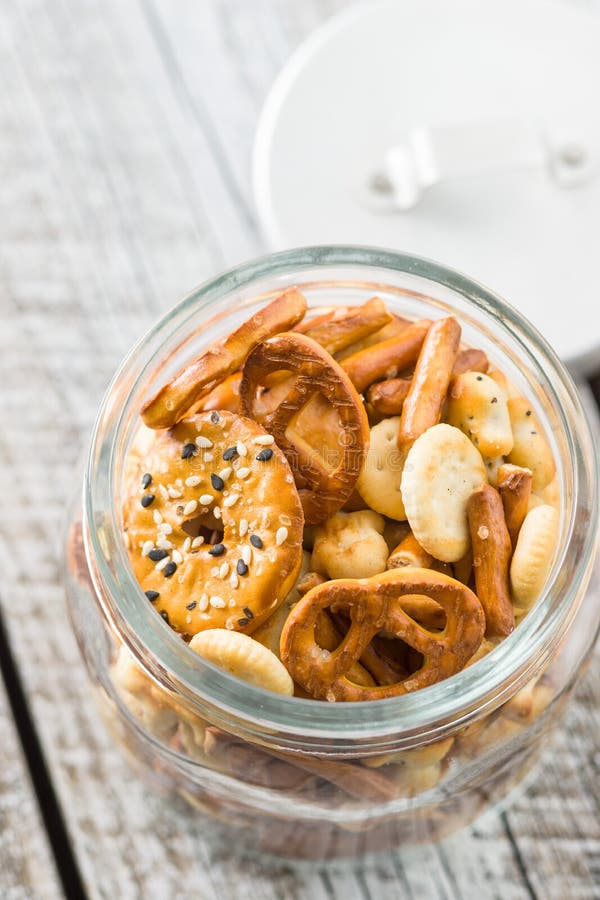 Gemengde Zoute Snackcrackers En Pretzels Stock Foto - Image of ...