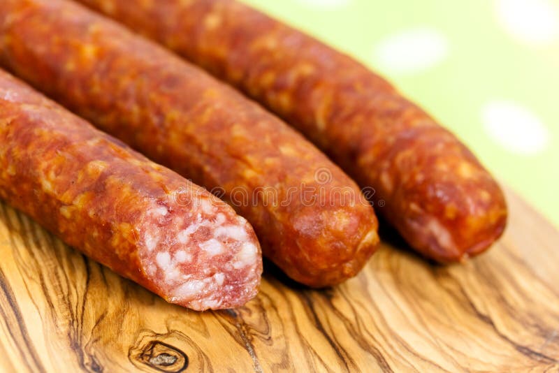 Gemischte Fleisch-rote Wurst Auf Dem Ausschnittvorstand Stockbild ...