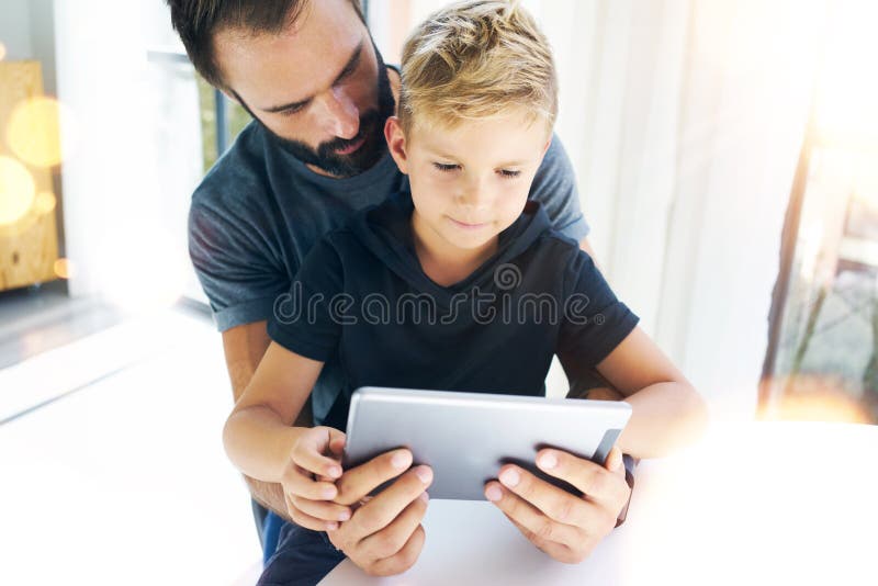 Gene E Seu Filho Pequeno Que Joga Junto No Computador Móvel Descanso
