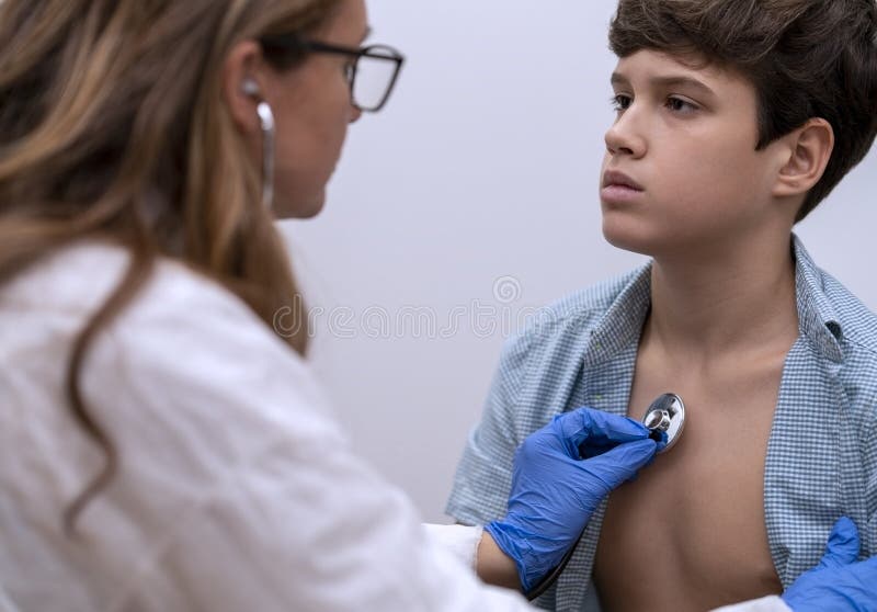 The General Practitioner Examines the Patient with a Stethoscope Stock ...