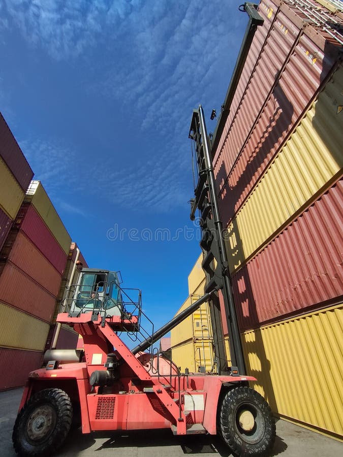 Side Loader-Industrial Crane Loading Heavy Cargo Containers Stock Image ...