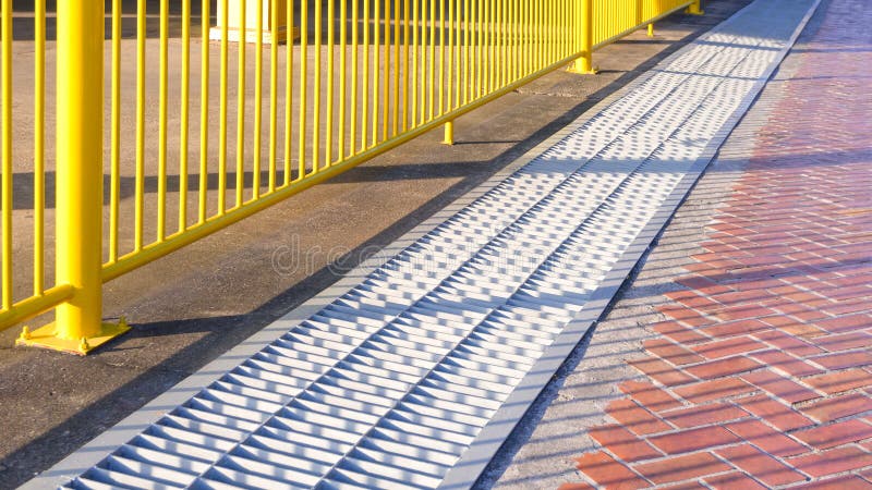 Steel Galvanized Flat Bar Grating with Brick Floor on Pavement and ...