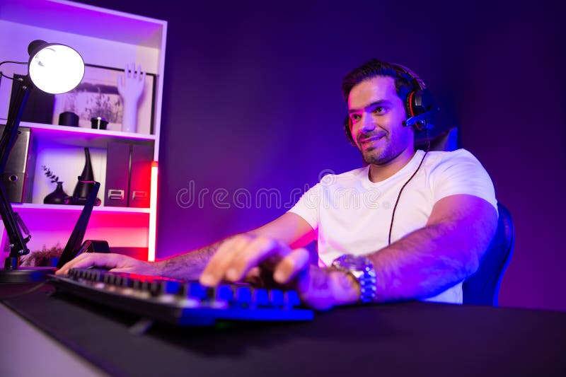 Smart Streamer Talking with Team Member Players Using Headset and Mic ...