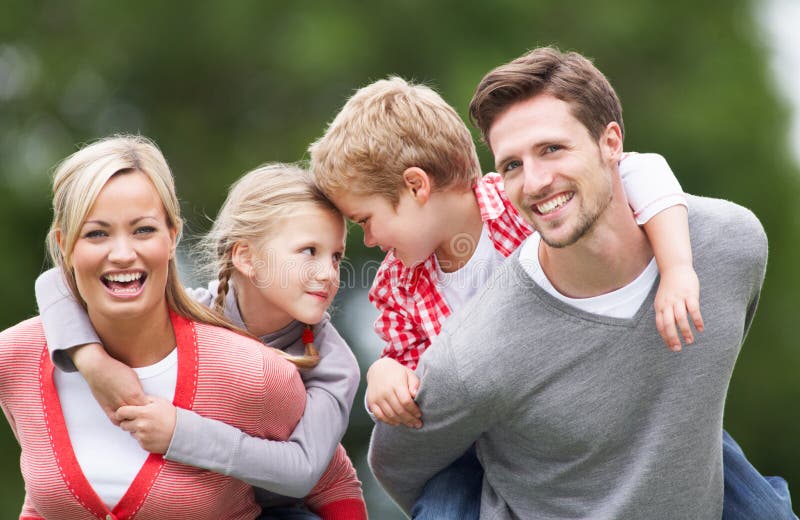 Genitori Che Danno a Bambini I a Due Vie in Campagna Fotografia Stock ...