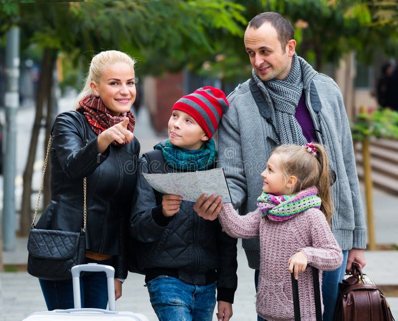 Genitori Con Due Bambini E Bagaglio Con La Mappa Fotografia Stock ...