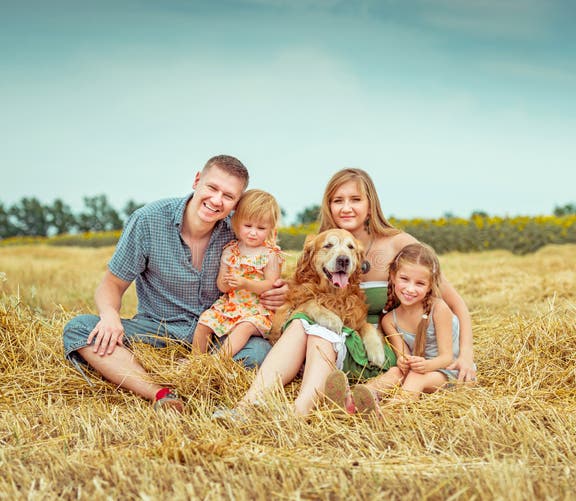 Genitori E Due Figlie Con Il Cane Immagine Stock - Immagine di uomini ...