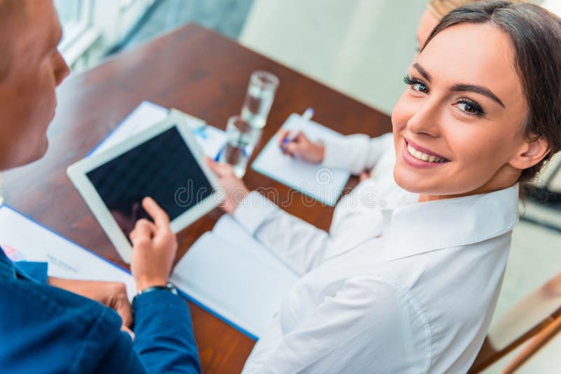 Gens D'affaires Dans Le Bureau Photo stock - Image du finances, hommes ...