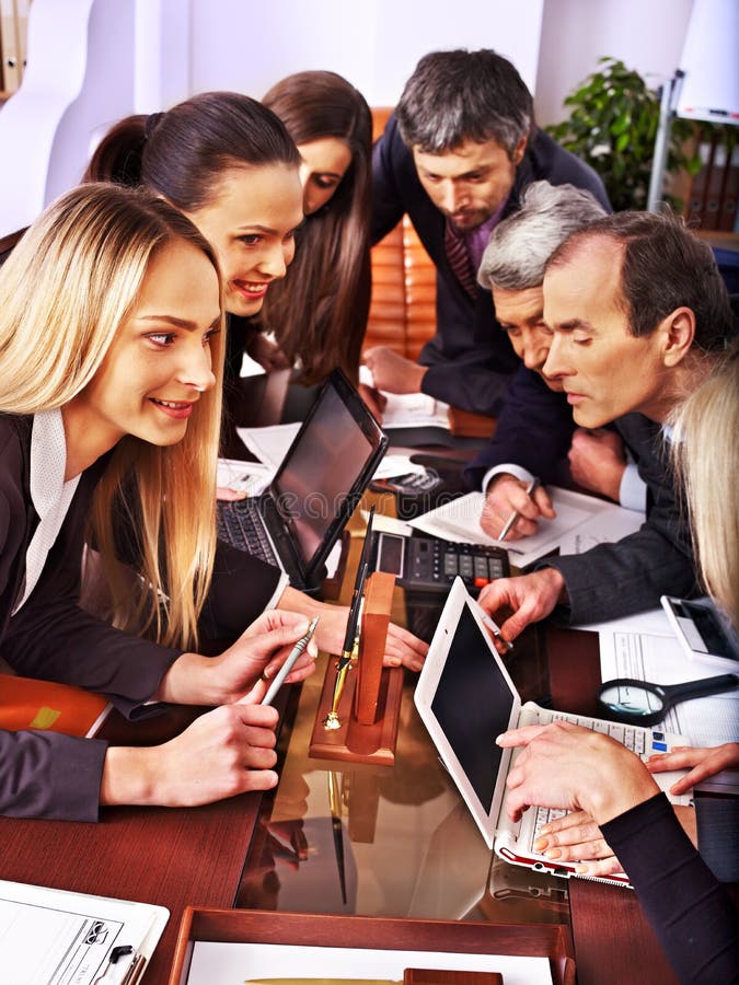 Gens D'affaires De Groupe Dans Le Bureau. Image stock - Image du ...