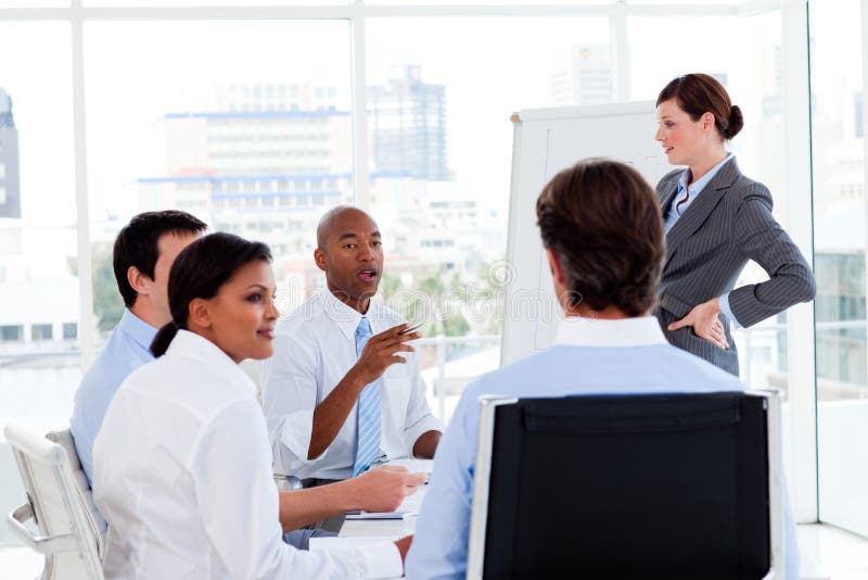 Gens D'affaires Sérieux à Une Présentation Image stock - Image du ...