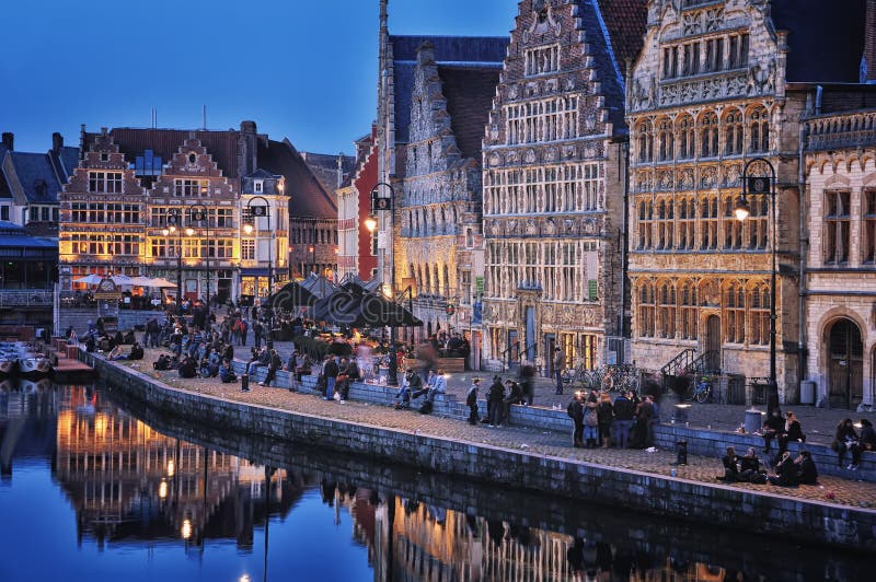 Stadt Von Gent, Belgien, Bis Zum Nacht Stockfoto - Bild von rüber ...