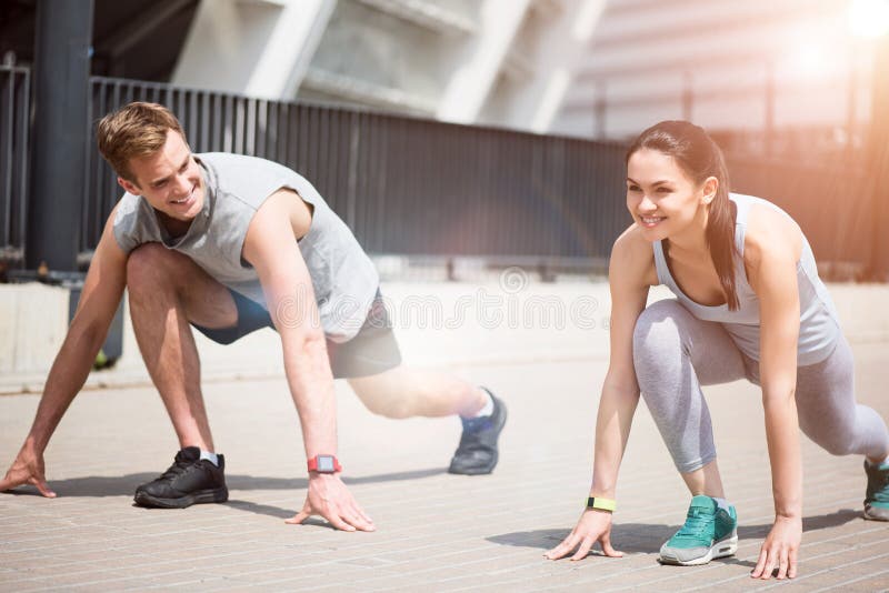 Gente Activa Alegre Que Se Prepara Para Un Funcionamiento Junto Foto de archivo - Imagen de ...