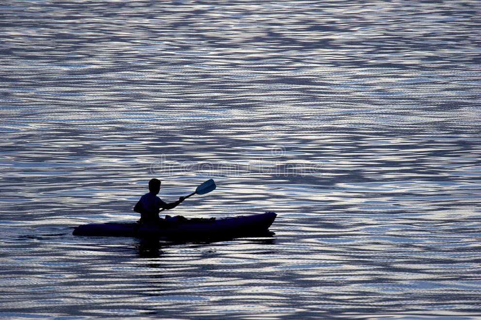 Gente activa - kayaking imagen de archivo. Imagen de silueta - 632489