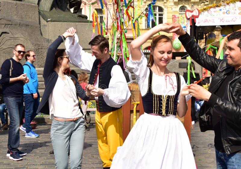 Gente Checa En El Baile Tradicional Del Traje Foto editorial - Imagen ...
