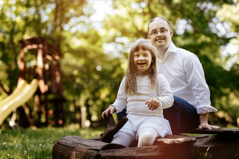 Gente Con Síndrome De Down Feliz Al Aire Libre Imagen de archivo ...