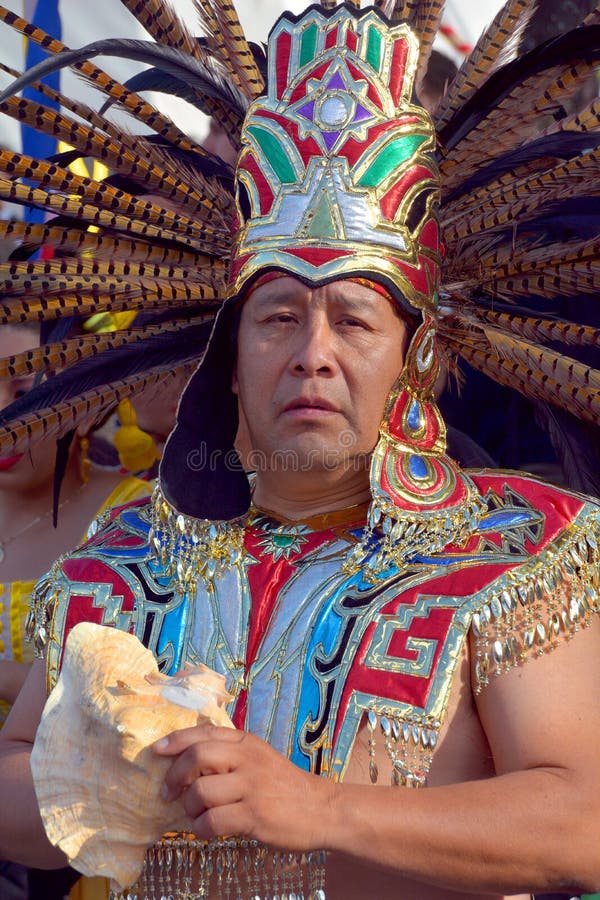 Gente De La Tribu Del Maya En Traje Tradicional En Teotihuacan, Yo ...