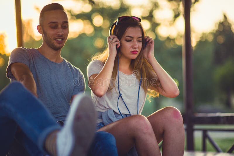Gente Descuidada En Medio De La Tormenta En El Mar Imagen de archivo ...