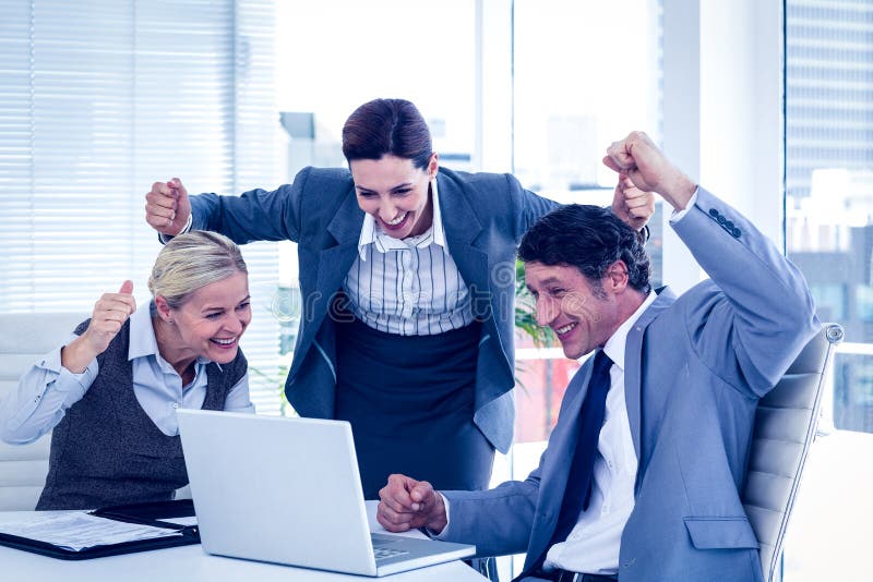 Gente Di Affari Che Incoraggia Al Computer Portatile Fotografia Stock ...