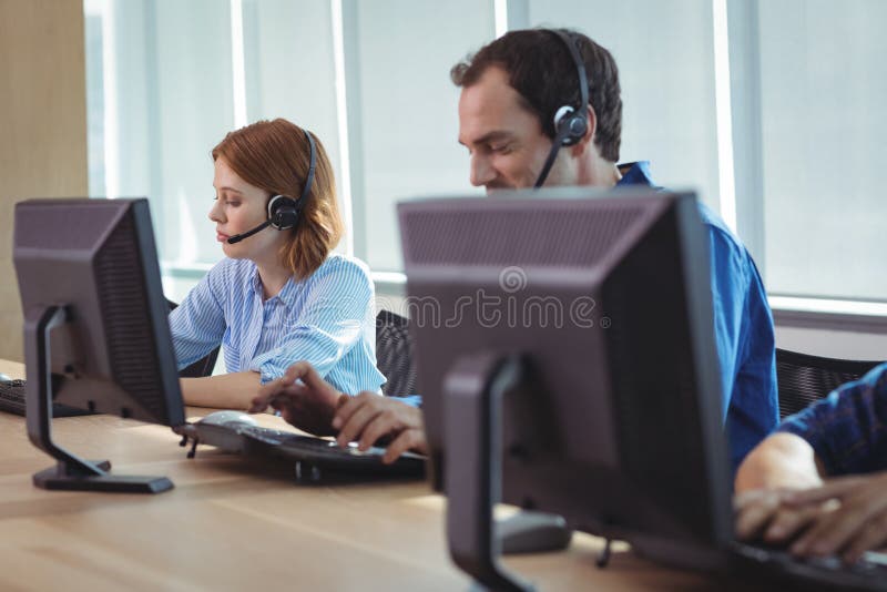 Gente Di Affari Che Lavora Al Computer Alla Call Center Immagine Stock ...