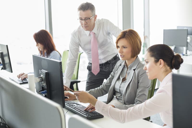 Gente Di Affari Che Lavora Al Computer in Ufficio Fotografia Stock ...