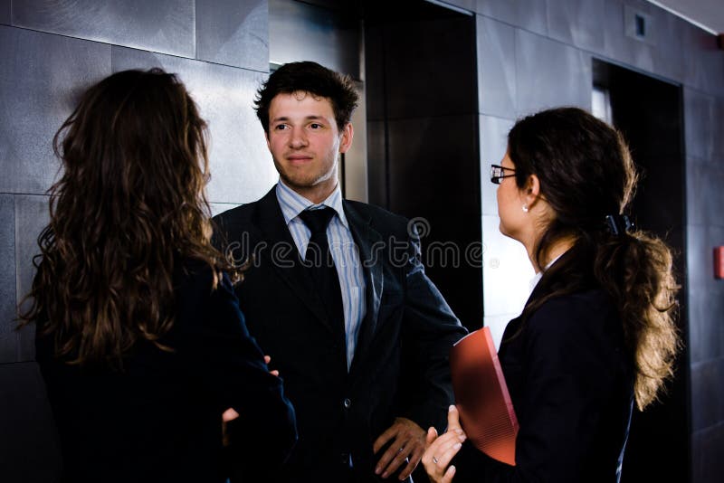 Gente Di Affari Di Conversazione Immagine Stock - Immagine di ...