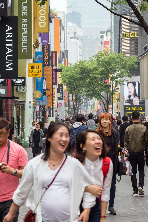 Calles Muy Transitadas De Myeongdong Seul Corea Imagen editorial ...